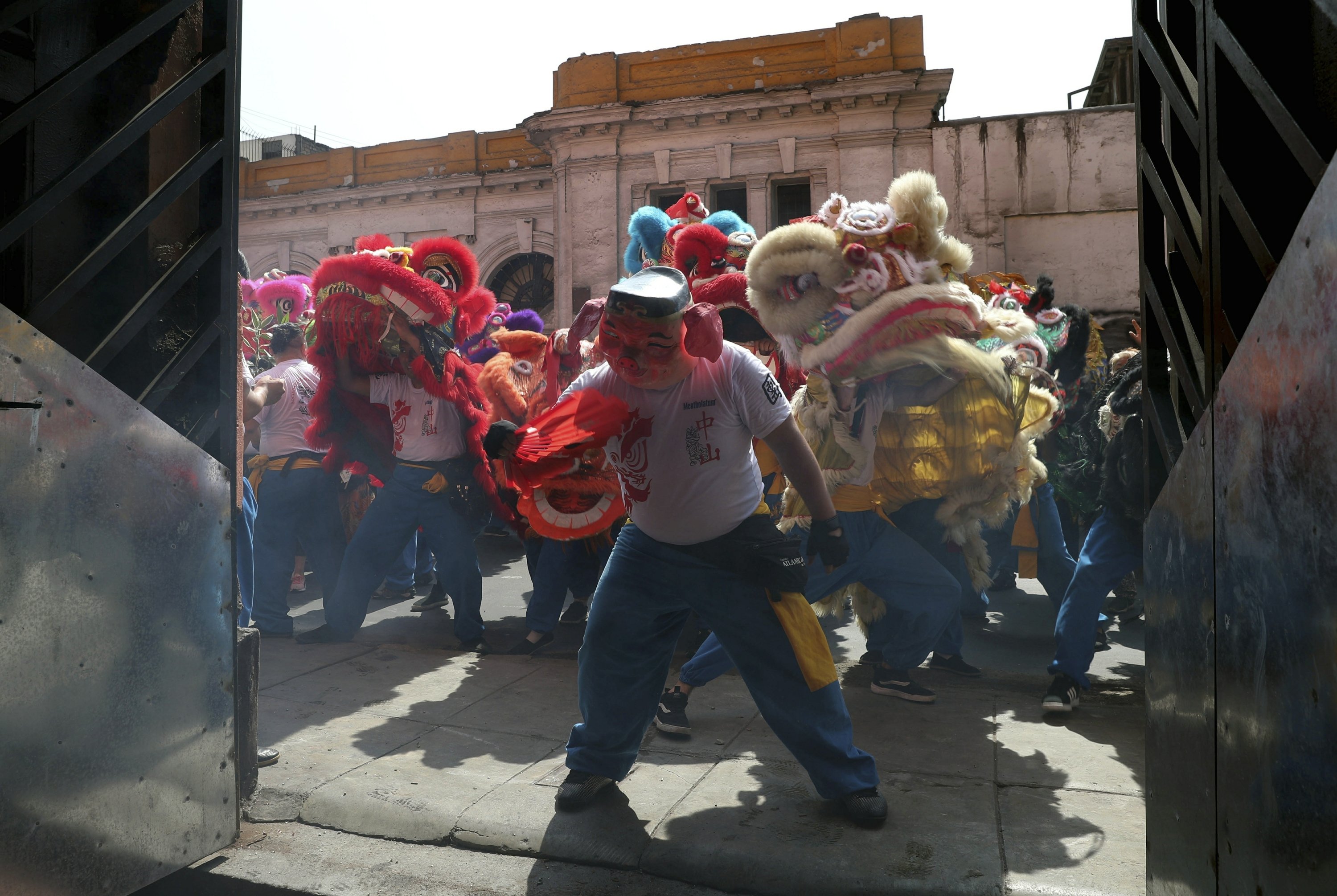 Peruanos de origen chino celebran el año nuevo lunar | AP News