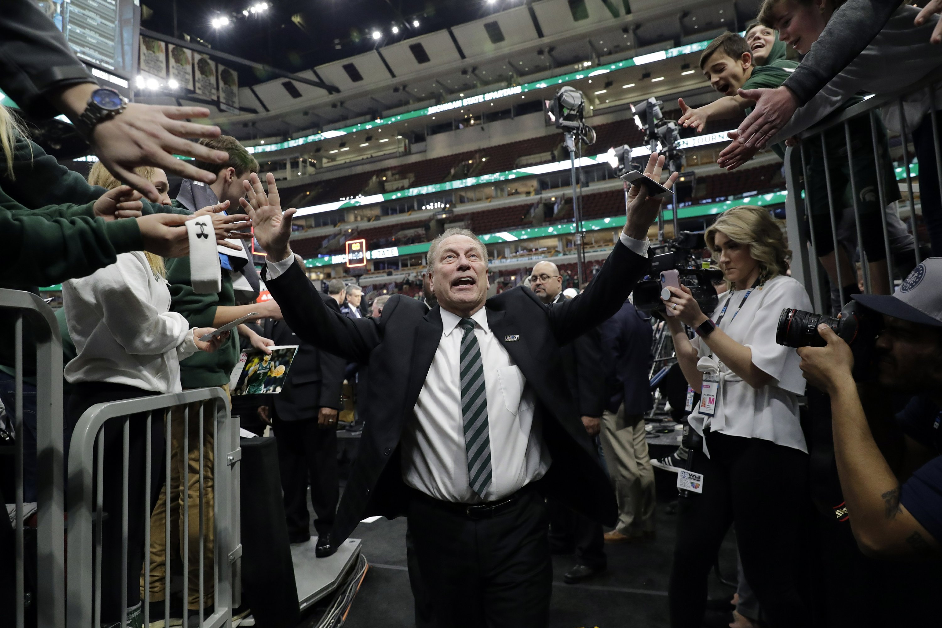 Izzo, Self among the college coaches who shined this season | AP News