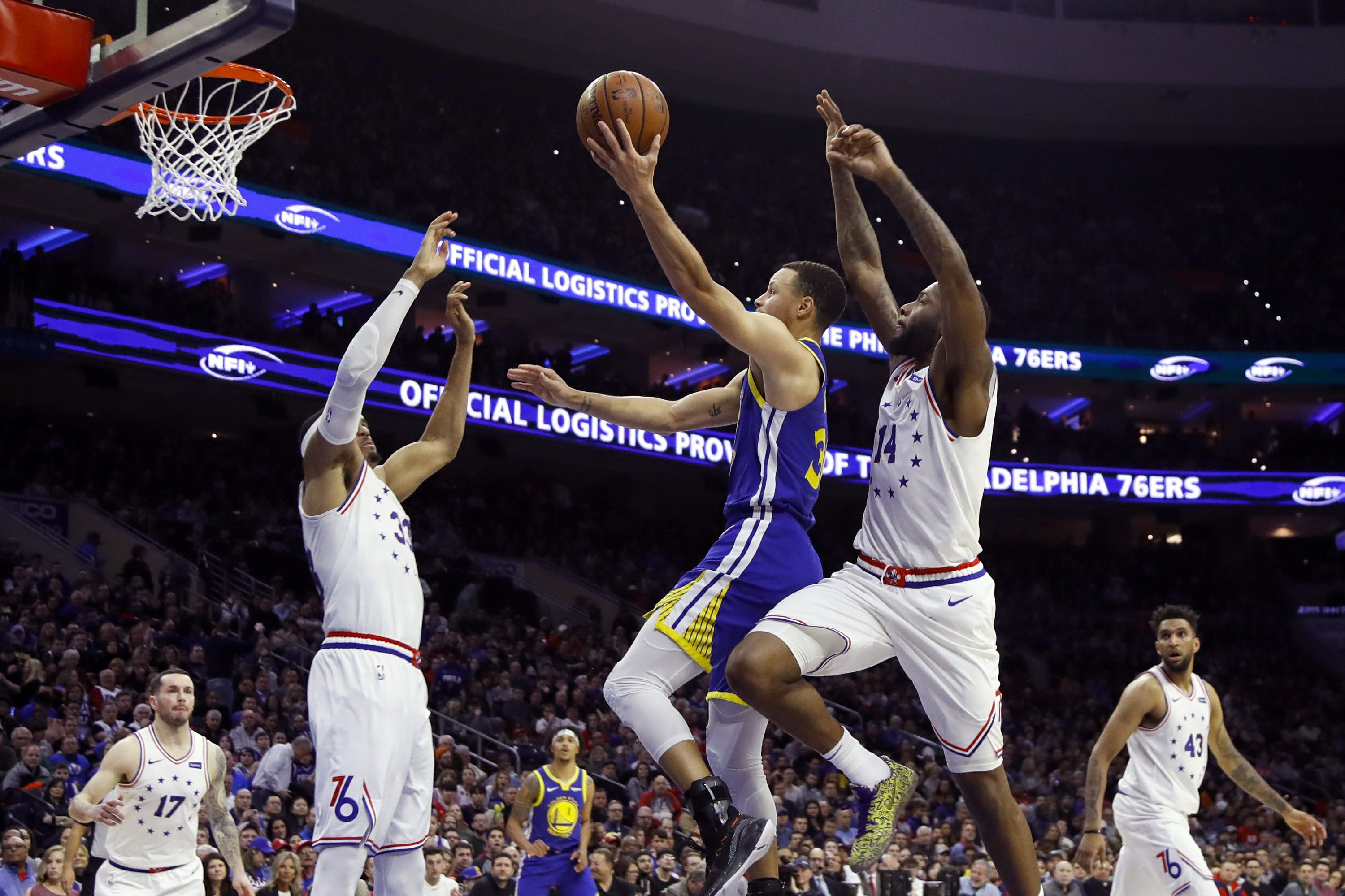 Curry anota 28 puntos y Warriors ganan 120-117 a 76ers | AP News
