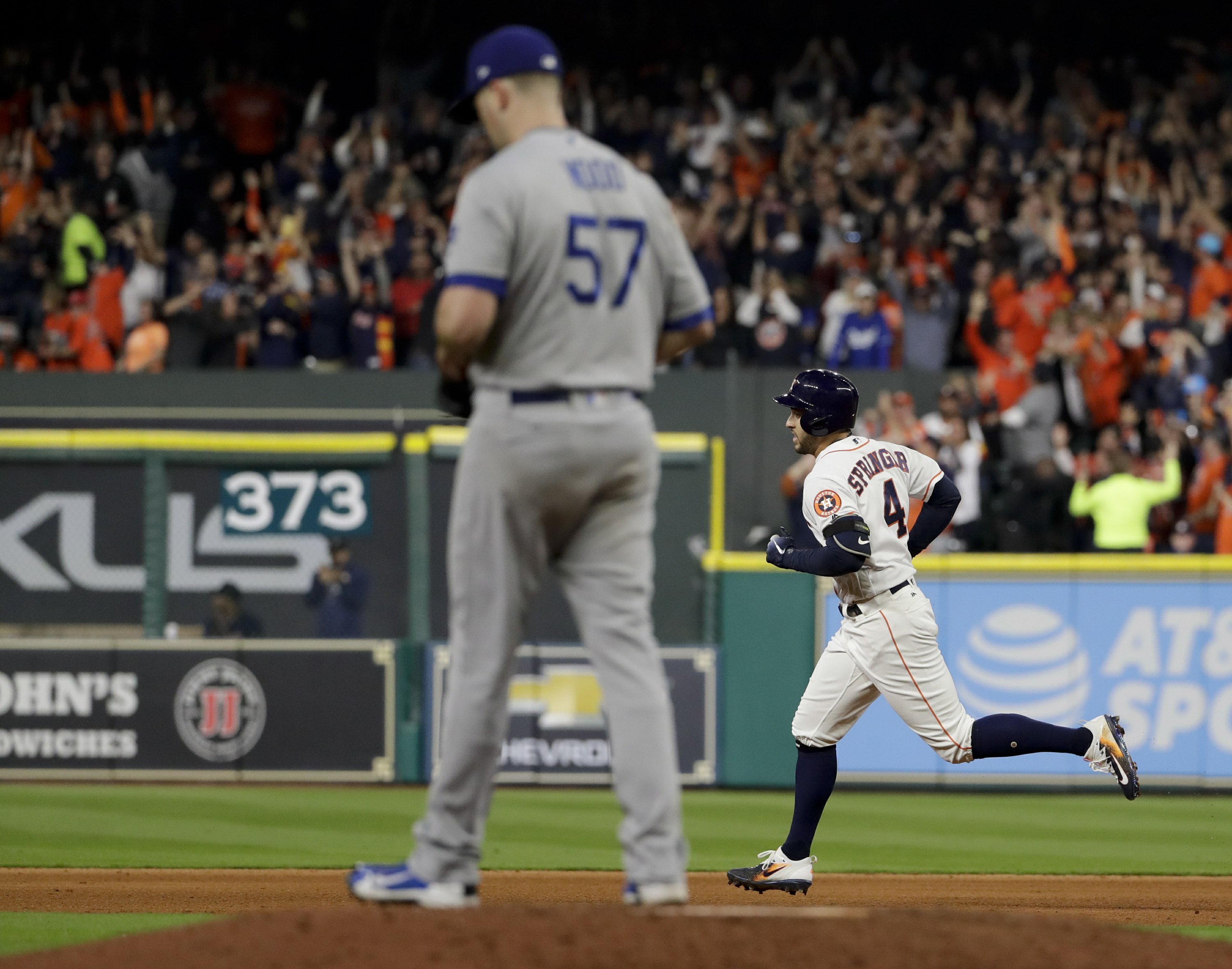 Astros, Dodgers set Series HR record amid juiced ball buzz | AP News