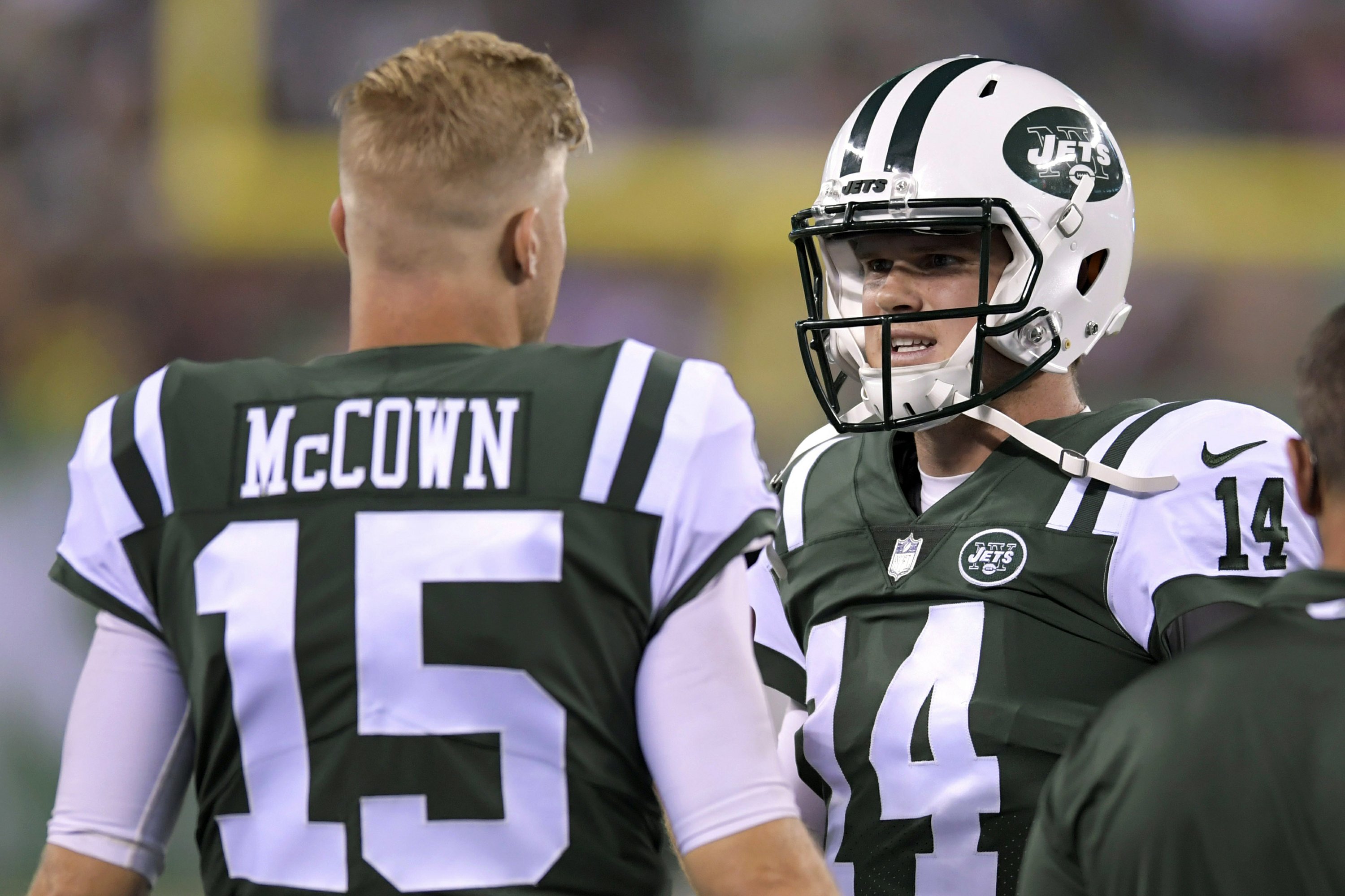 Jets' McCown still leads, competes even as Darnold emerges