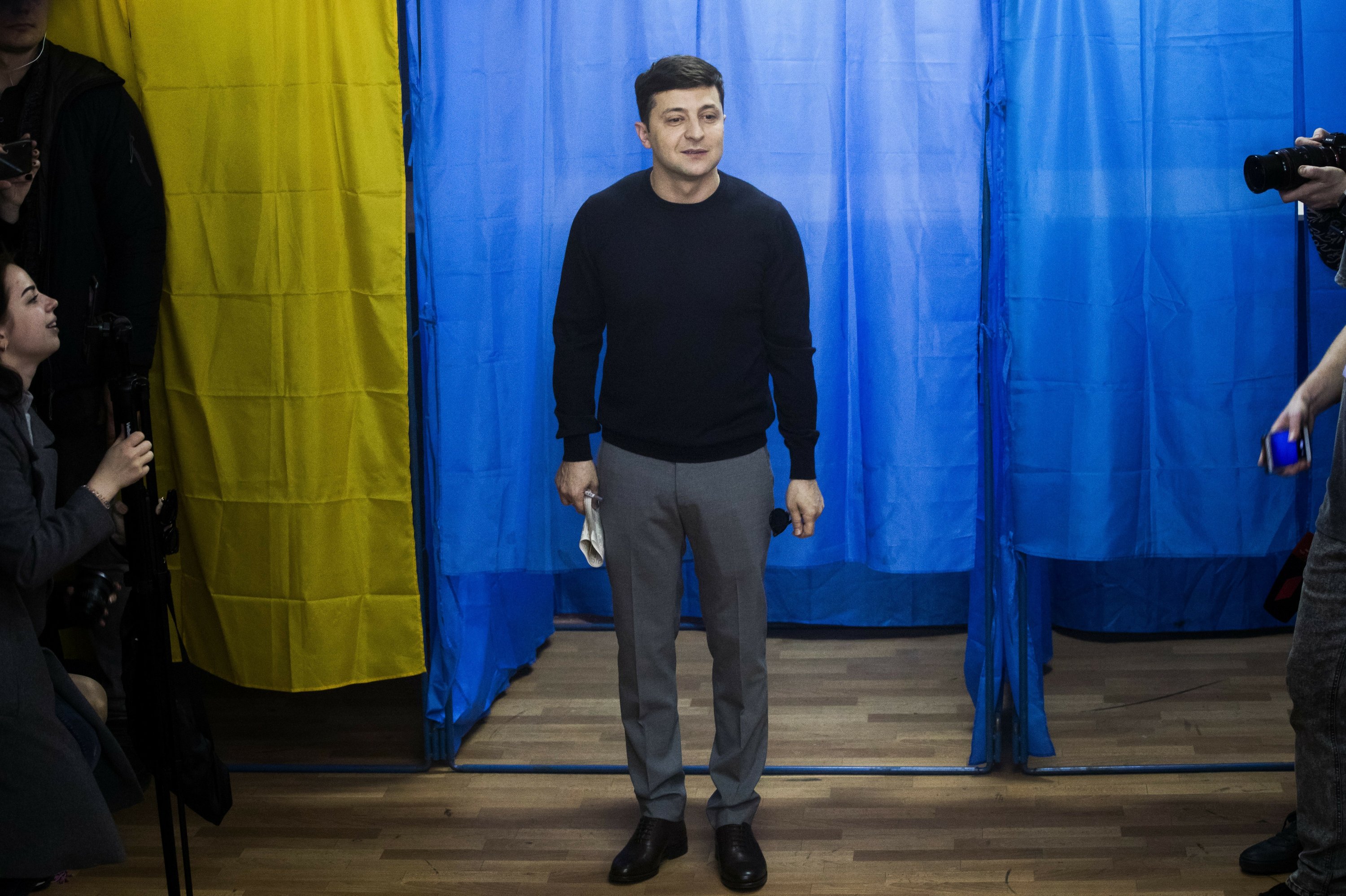 Ukrainian comedian a step closer to taking office for real | AP News