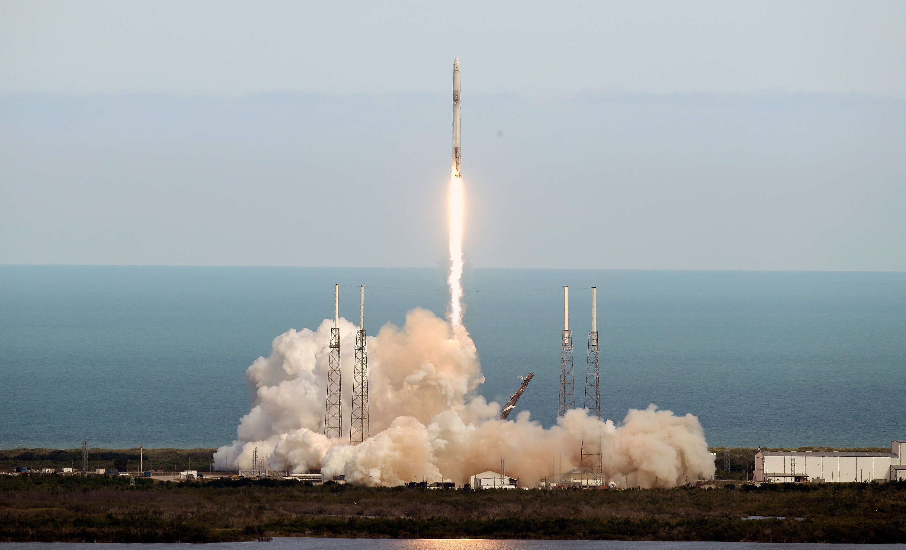 SpaceX lanza cápsula y cohete usados a la Estación Espacial | AP News