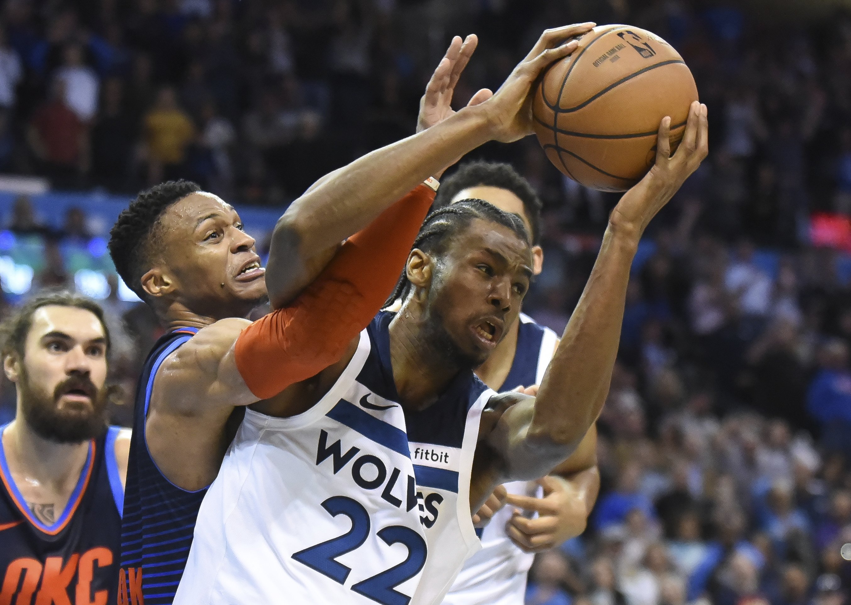 Wiggins anota 30 puntos, Wolves superan a Thunder | AP News
