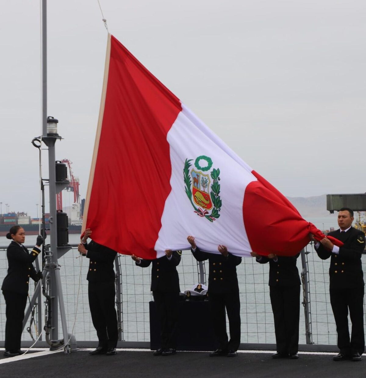 Ministro de Defensa descarta vínculo entre izamiento de bandera ...