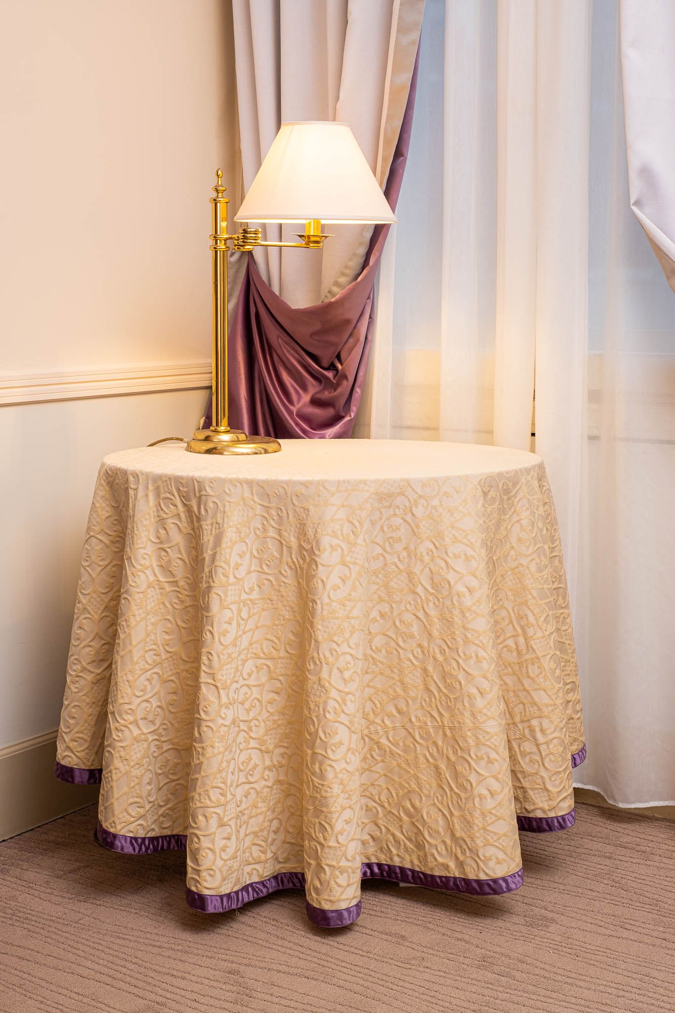 Une nappe En tissu jaune pâle A tablecloth État d’usage Lot vendu sur ...