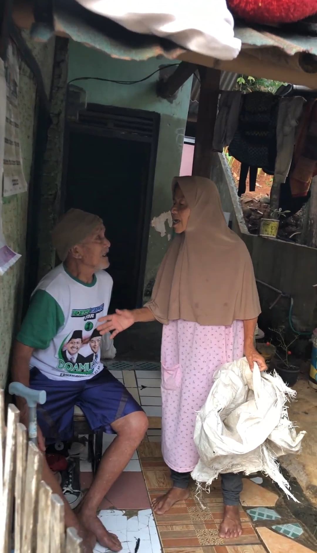 Campaign - MAK ROHANAH PENJUAL GORENGAN SEKALIGUS PEMULUNG | Forhumanity.id