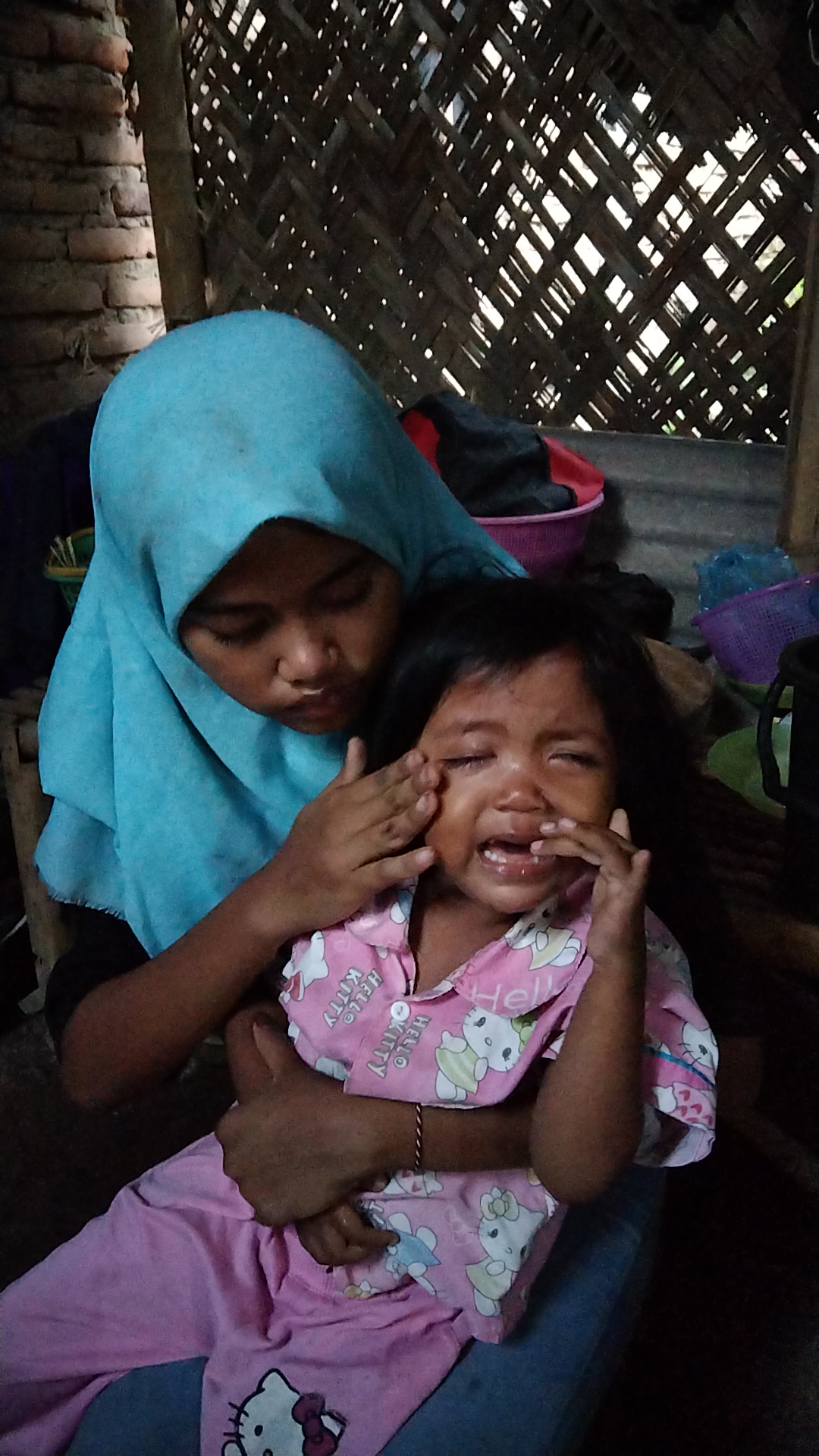 SharingHappiness | Putus Sekolah Yatim Ini Jualan Gorengan Demi Adiknya