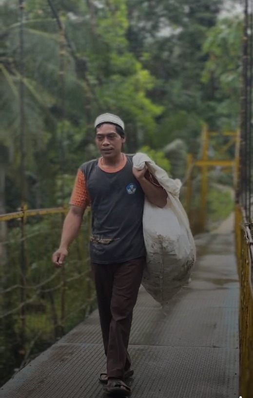 SharingHappiness | Bantu Juang Ustadz Pencari Rongsok