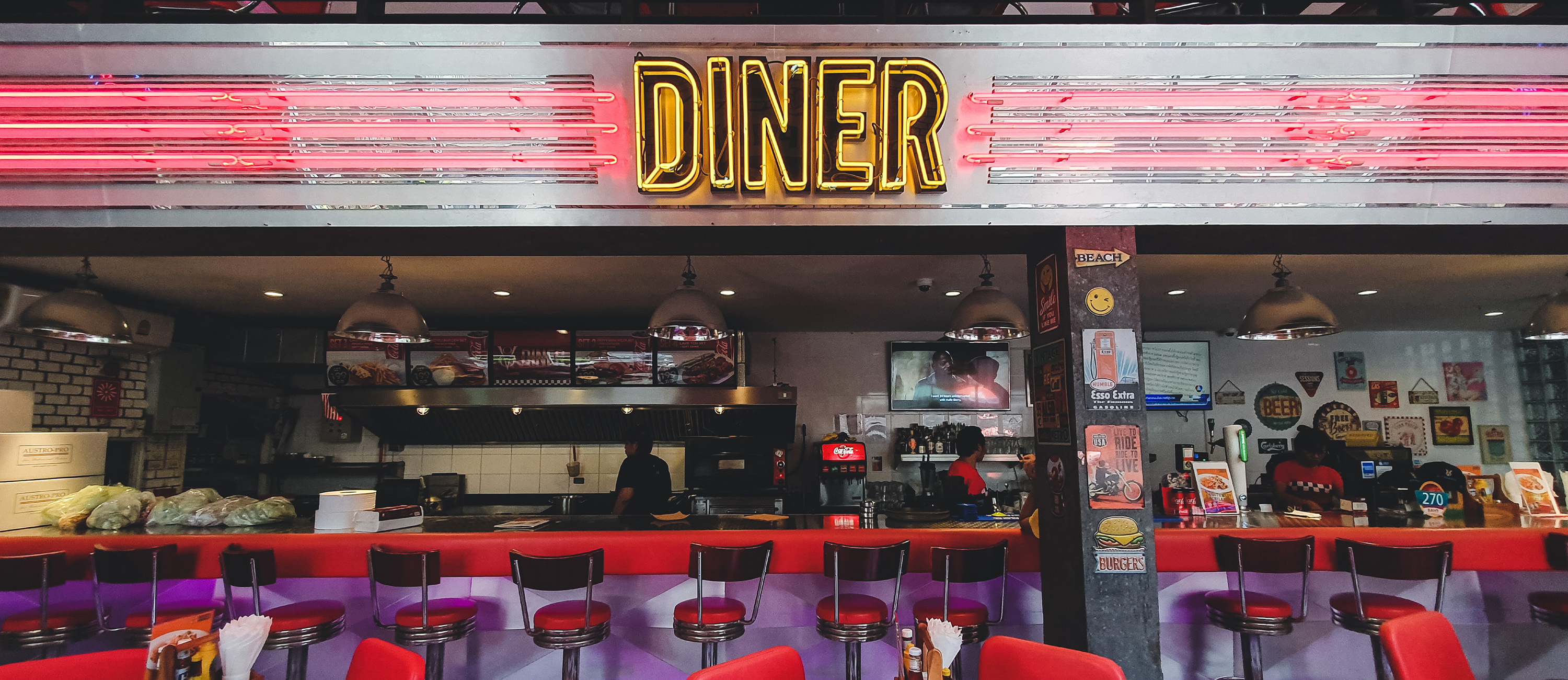 V8 Diner - ถนัดชิม
