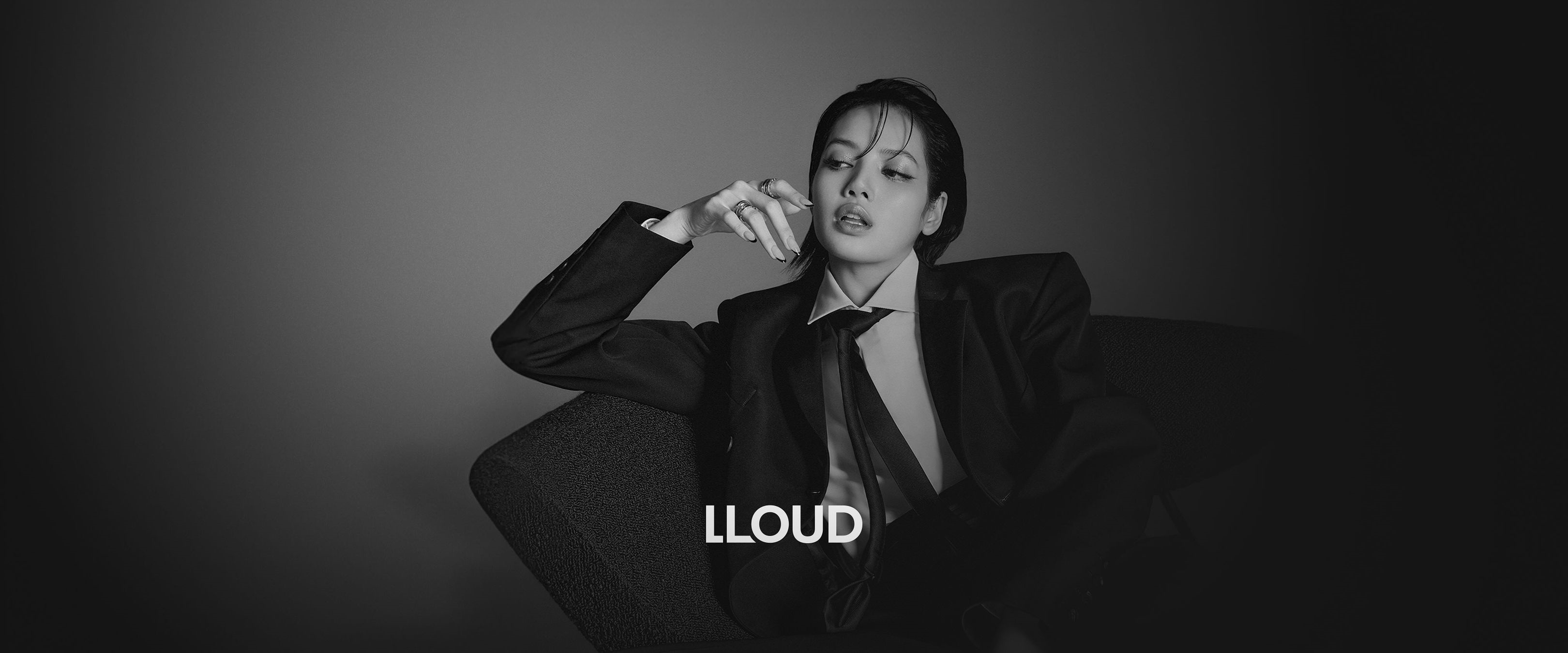 ลิซ่า ลลิษา นั่งเก้าอี้ CEO ค่าย ‘LLOUD’ ที่เธอตั้งขึ้นมาเพื่อดูแลผลงานเดี่ยวโดยเฉพาะ