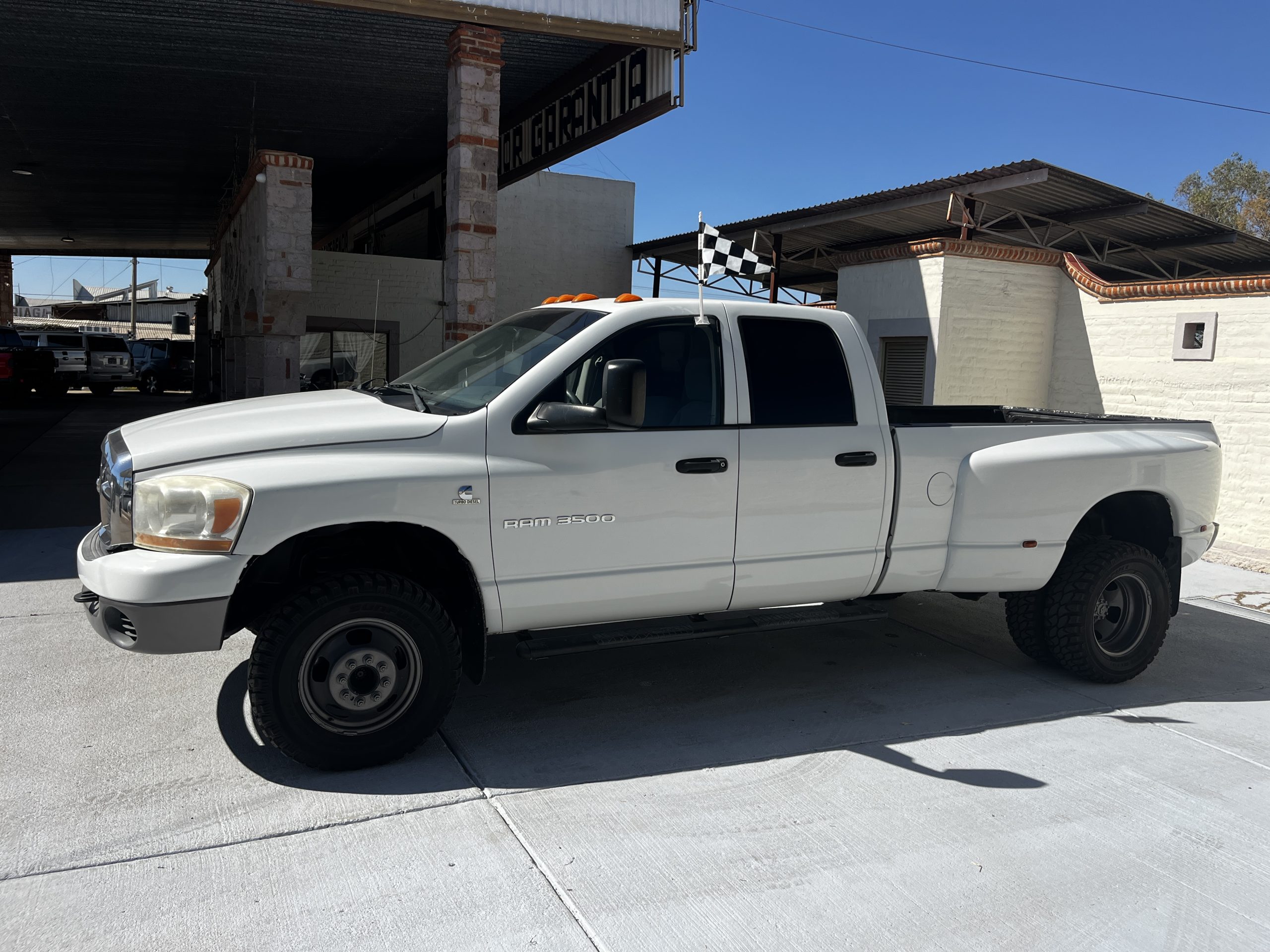Dodge RAM Crew Cab 4x4 Doble Rodado 2006 Automático - Autos Guadalajara
