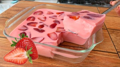 Gelatina de yogurt griego con fresas de 149 Kcal - Receta fácil en la ...