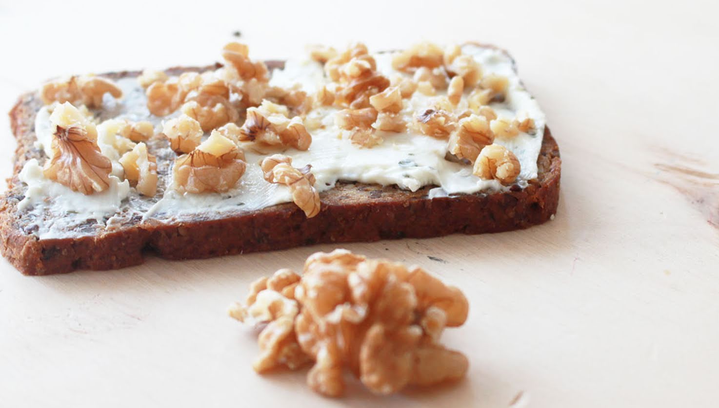 Pan tostado con requesón y nuez de 217 Kcal - Receta fácil en la app Avena