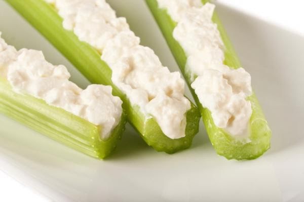 Apio con queso cottage de 65 Kcal - Receta fácil en la app Avena