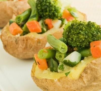 Papa al horno rellena de vegetales y queso de 107 Kcal - Receta fácil ...