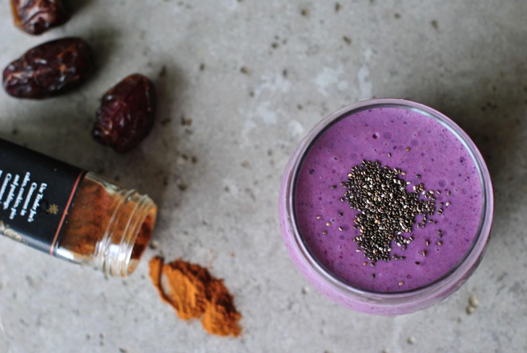 Smoothie de dátil, moras y chía de 219 Kcal - Receta fácil en la app Avena