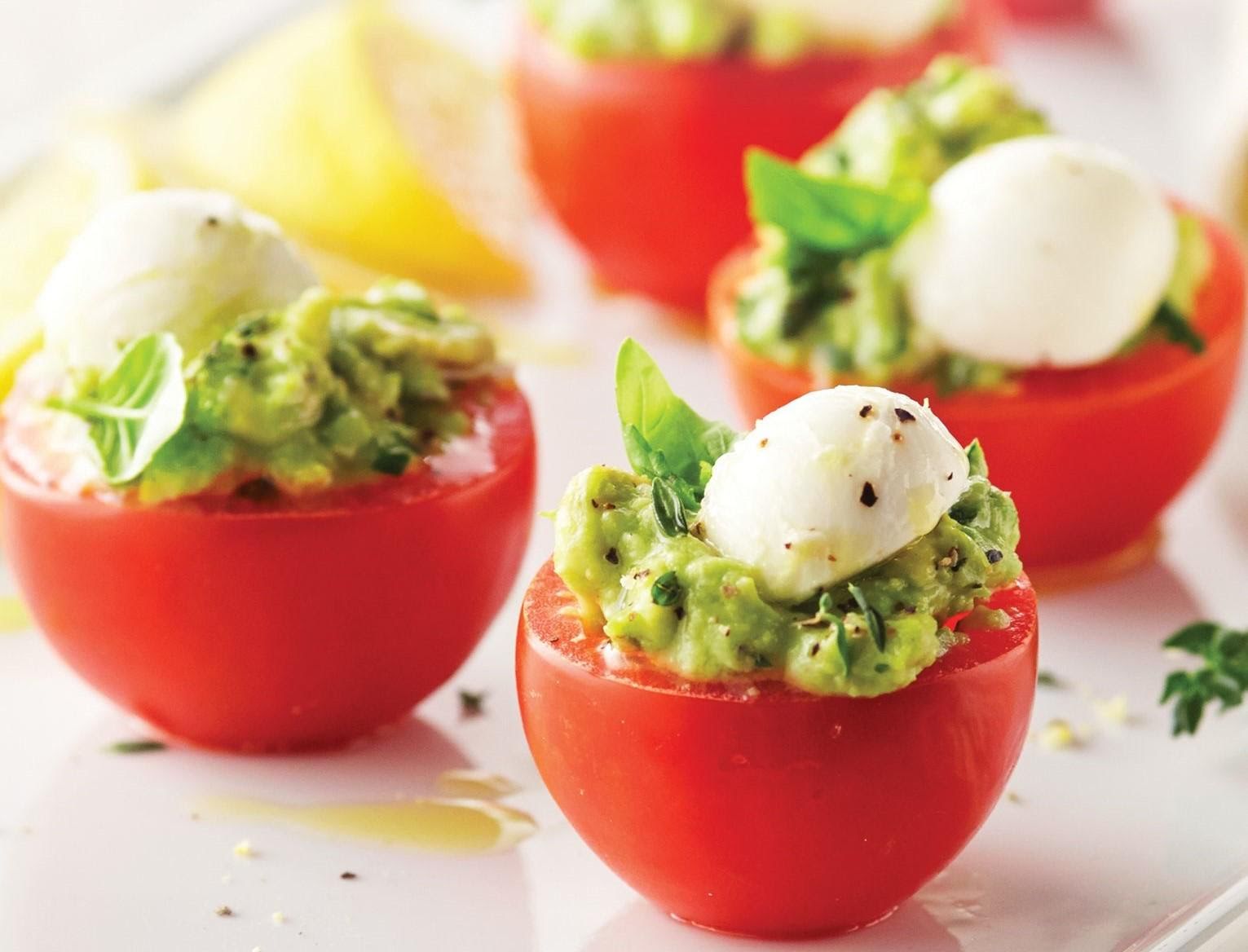 Jitomate relleno de mozarella y aguacate de 178 Kcal - Receta fácil en ...