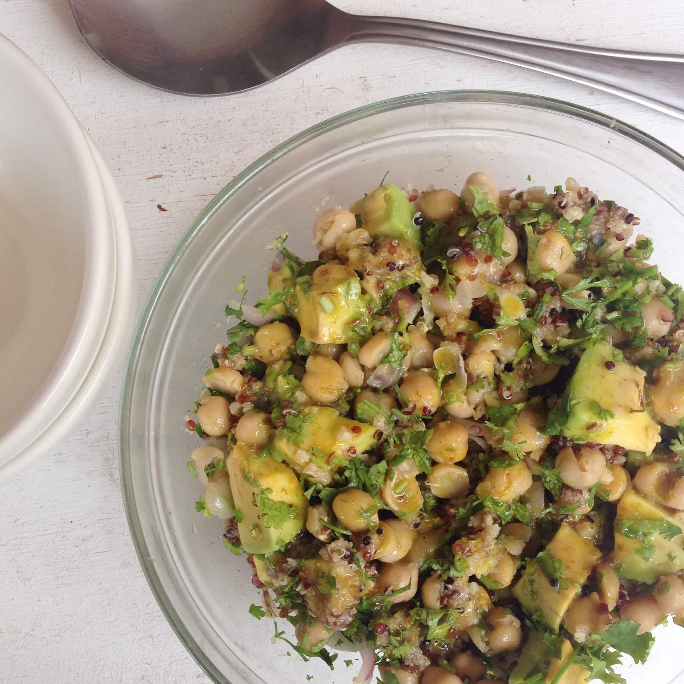 Ensalada de quinoa con garbanzos de 299 Kcal - Receta fácil en la app Avena