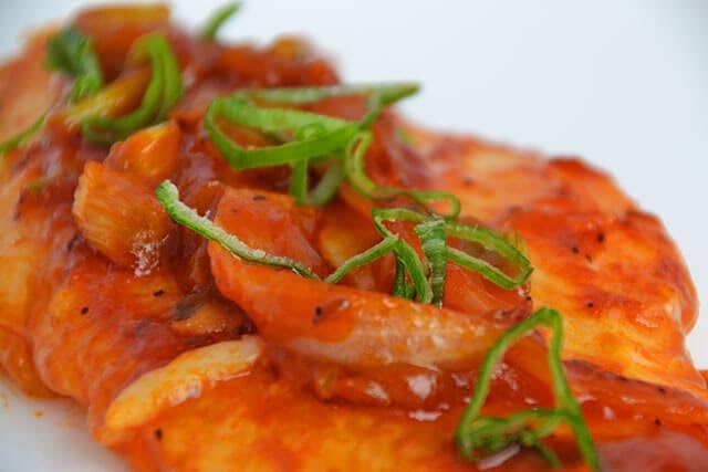Pescado en salsa roja de 97 Kcal - Receta fácil en la app Avena