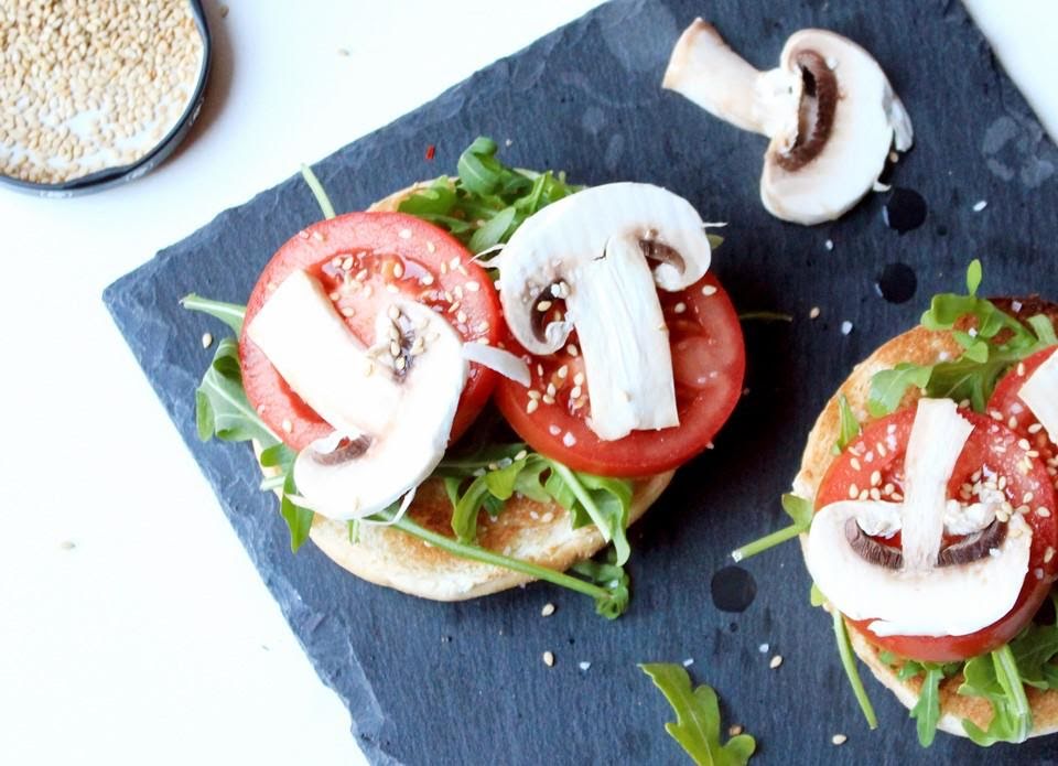 Pan tostado con vegetales de 183 Kcal - Receta fácil en la app Avena