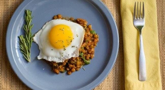 Huevo con lentejas de 178 Kcal - Receta fácil en la app Avena