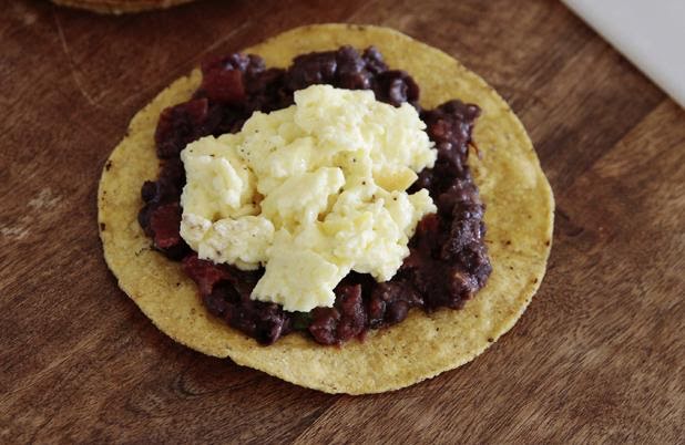 Tostada de requesón y frijol de 263 Kcal - Receta fácil en la app Avena