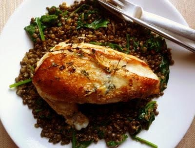 Pollo a las hierbas con lentejas de 149 Kcal - Receta fácil en la app Avena