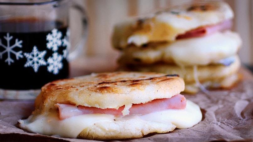 Arepa con jamón y queso de 207 Kcal - Receta fácil en la app Avena
