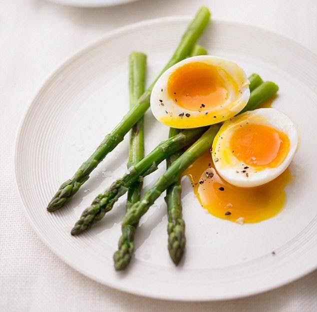 Huevos cocidos con espárragos a la mantequilla de 132 Kcal - Receta ...