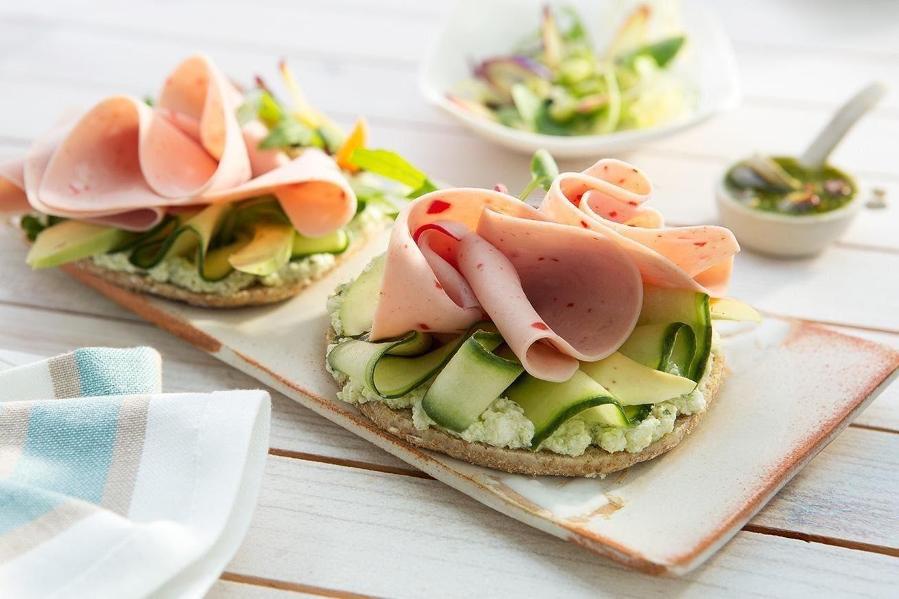 Cream cheese toast with avocado and ham de 202 Kcal - Receta fácil en ...