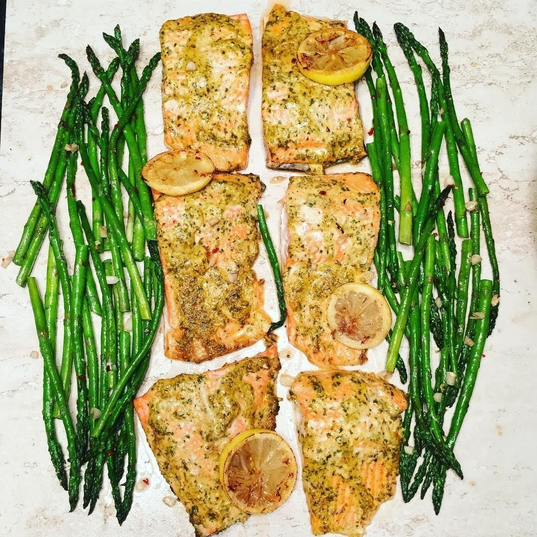 Salmon with lemon and asparagus de 110 Kcal - Receta fácil en la app Avena