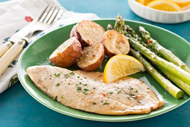Fish with baked potatoes and asparagus de 139 Kcal - Receta fácil en la ...