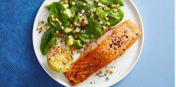 Salmon with salad and tostaditas de 196 Kcal - Receta fácil en la app Avena