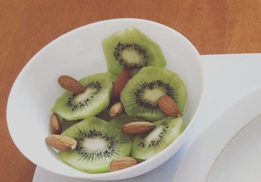 Kiwi with almonds de 135 Kcal - Receta fácil en la app Avena