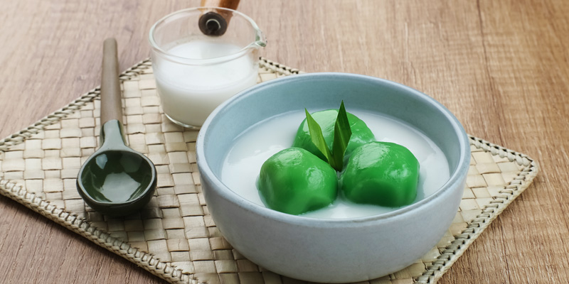 Baking World - Resep Kue Bugis Mandi Hijau yang Legit dan Disiram Kuah ...