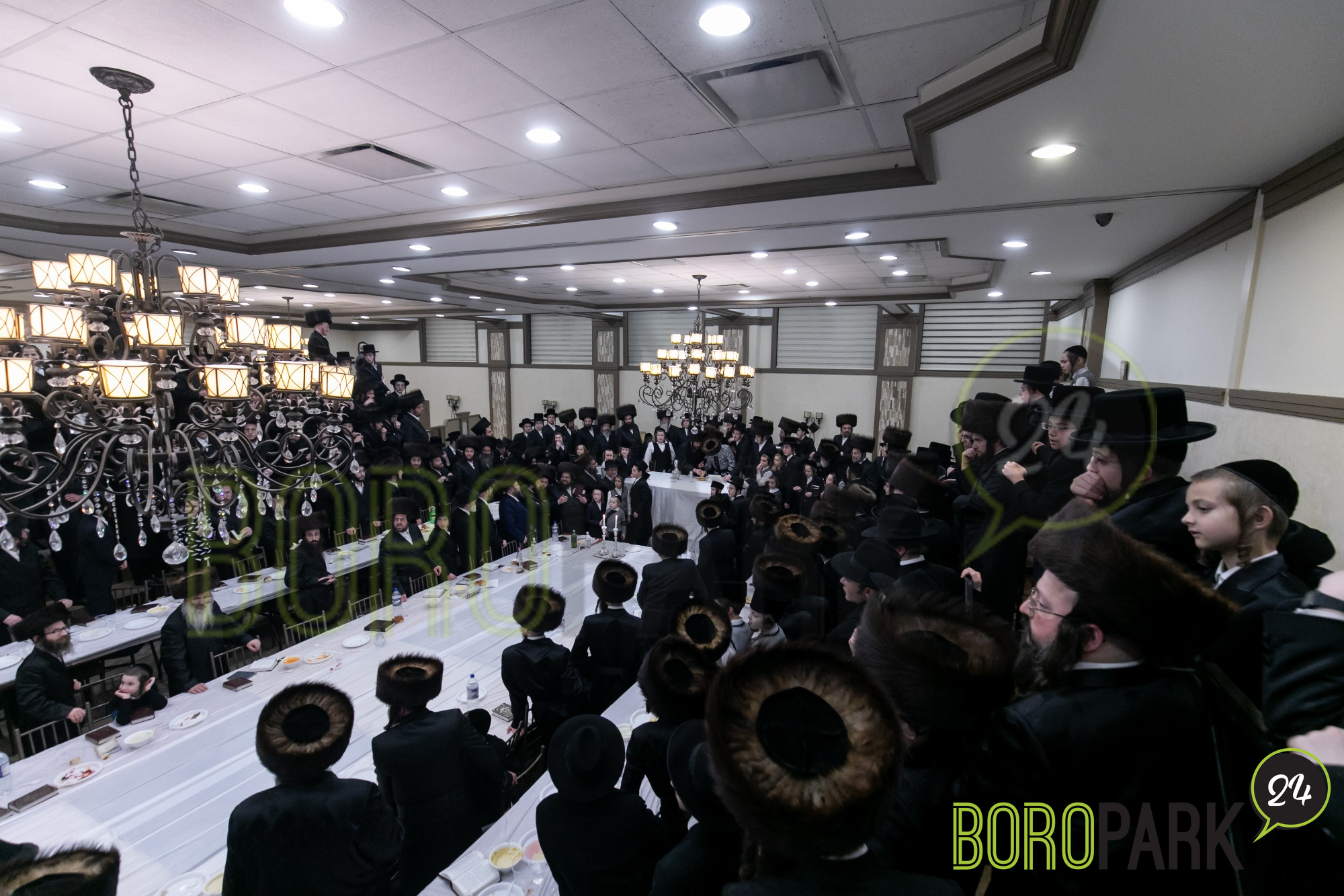 Verdan Rebbe Motzei Shabbos in Boro Park | Boro Park 24