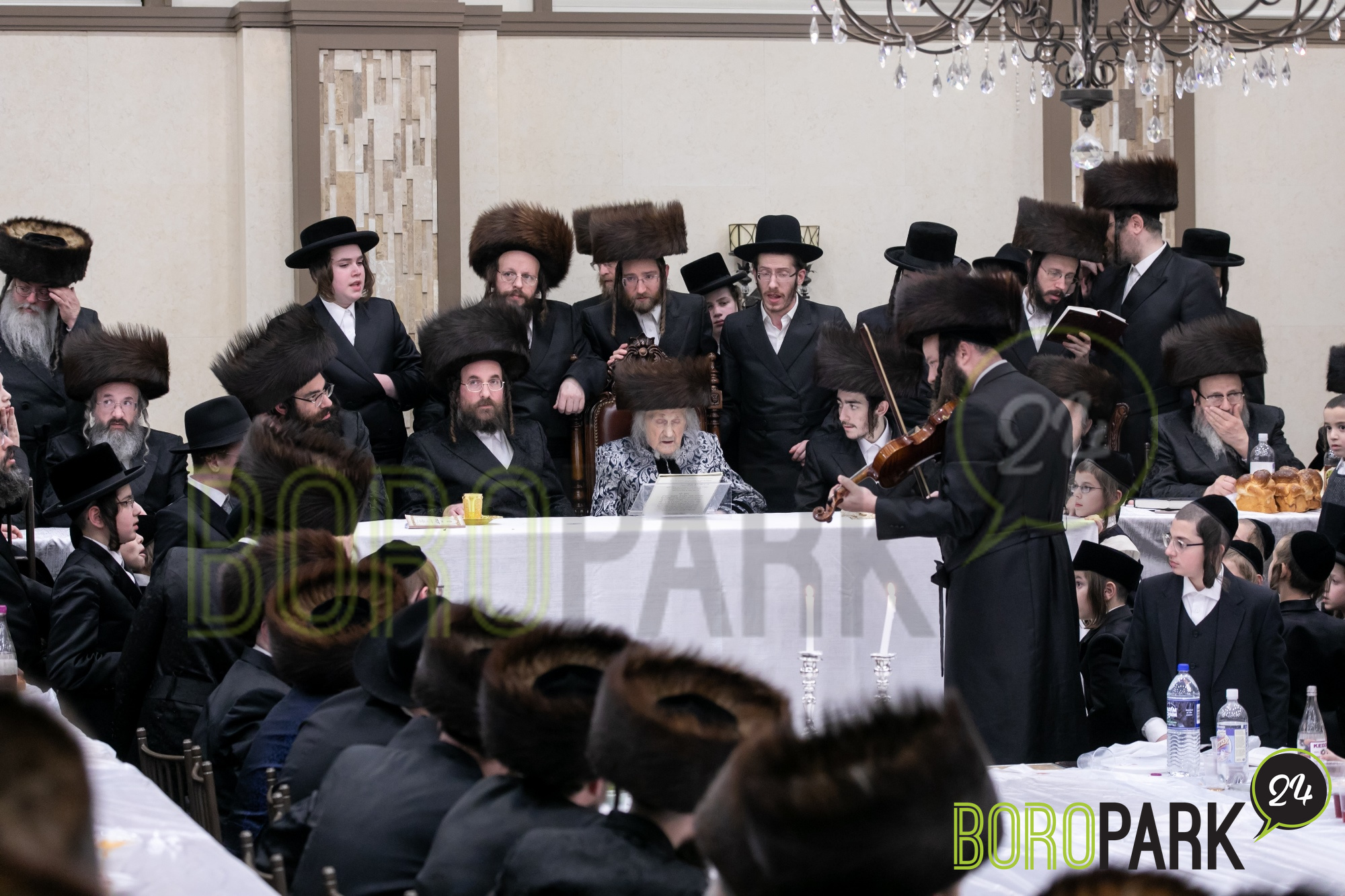 Verdan Rebbe Motzei Shabbos in Boro Park | Boro Park 24