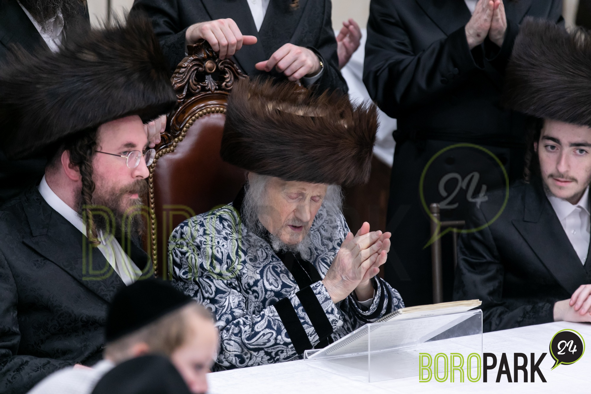 Verdan Rebbe Motzei Shabbos in Boro Park | Boro Park 24