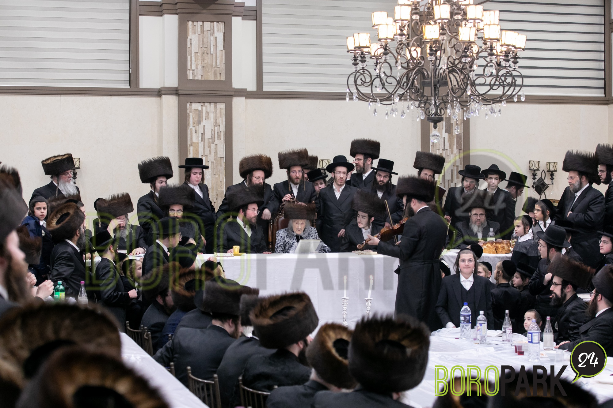 Verdan Rebbe Motzei Shabbos in Boro Park | Boro Park 24