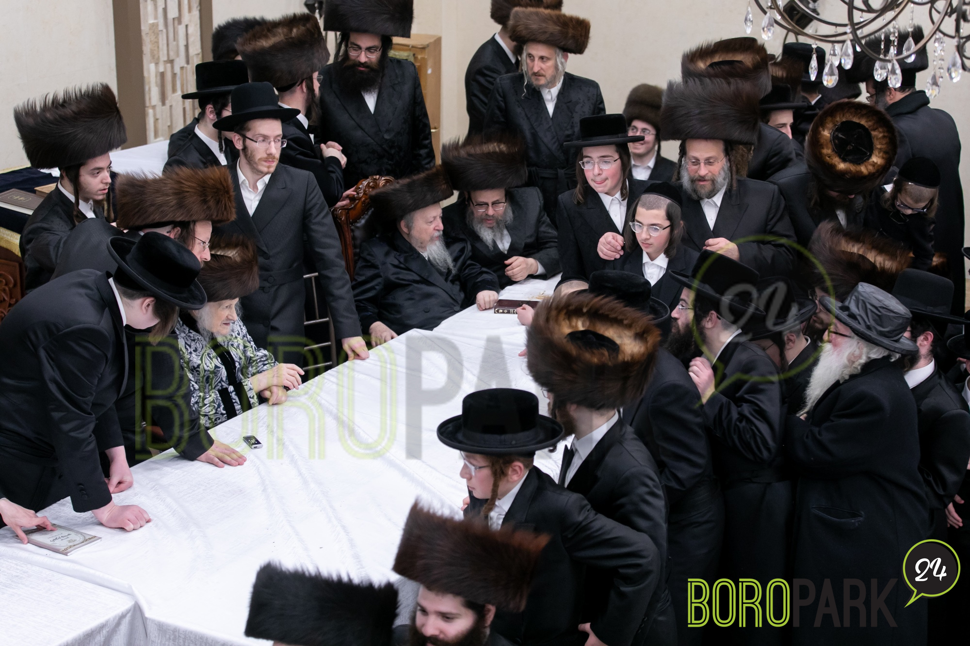 Verdan Rebbe Motzei Shabbos in Boro Park | Boro Park 24