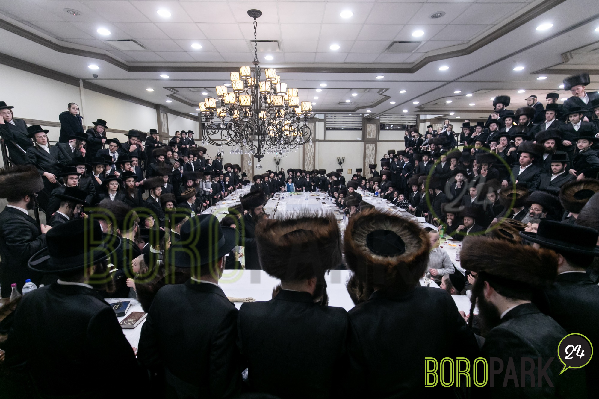 Verdan Rebbe Motzei Shabbos in Boro Park | Boro Park 24