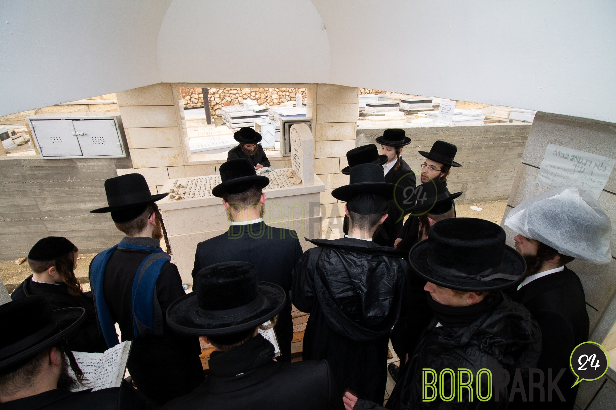 Mareh Yecheskel Rov visits Israel, for the Yahrtzeit of his Mother the ...