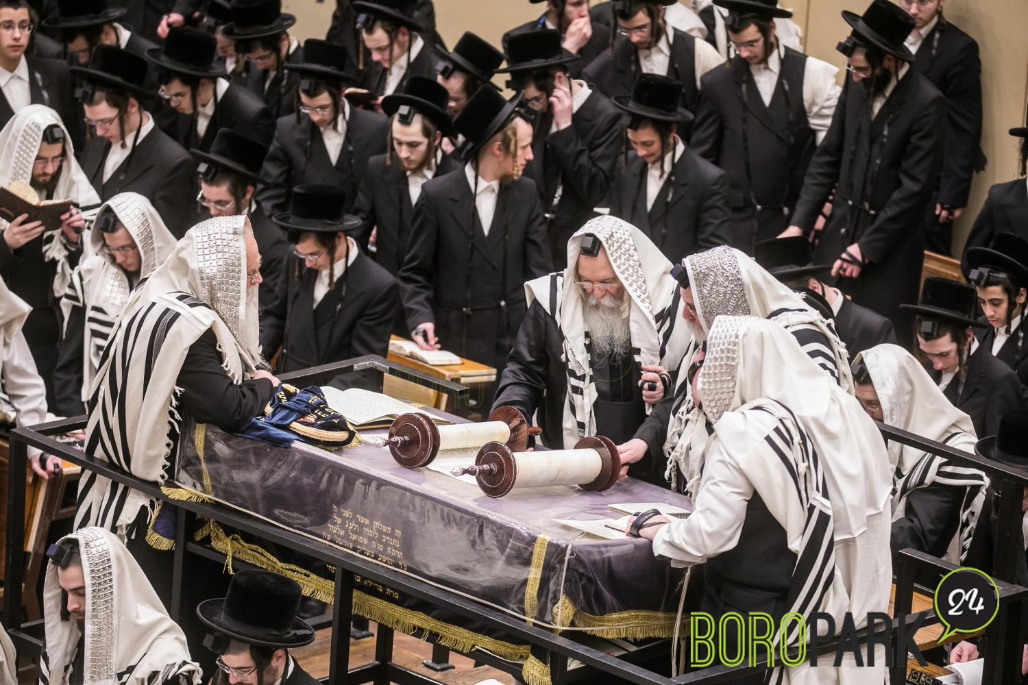 Bobov Rebbe giving a Shmooze for His Chasidim Before Leaving to Israel ...