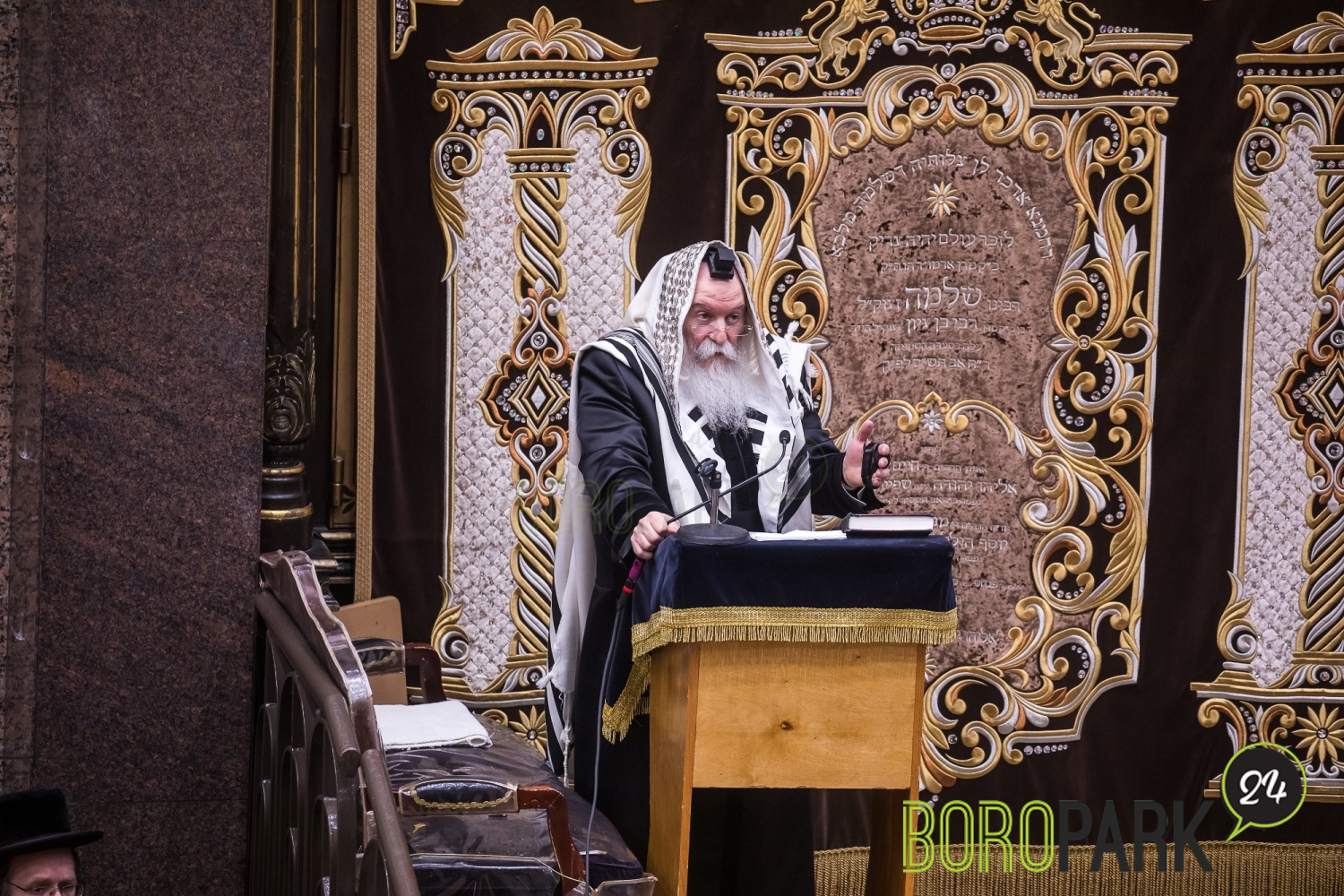 Bobov Rebbe giving a Shmooze for His Chasidim Before Leaving to Israel ...