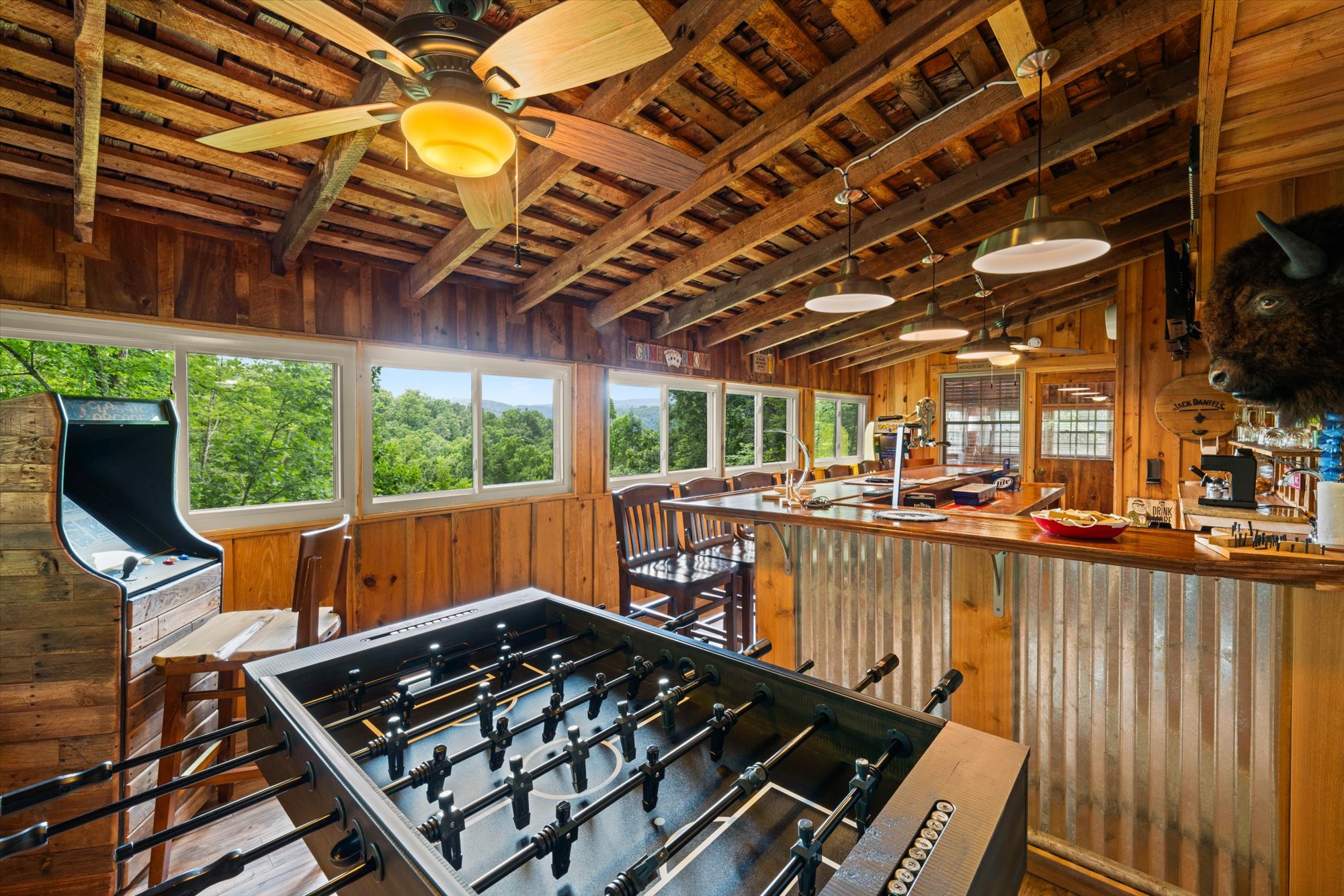 Huckleberry Inn - Cabins - Sleeps 7-12 - Colonial Properties