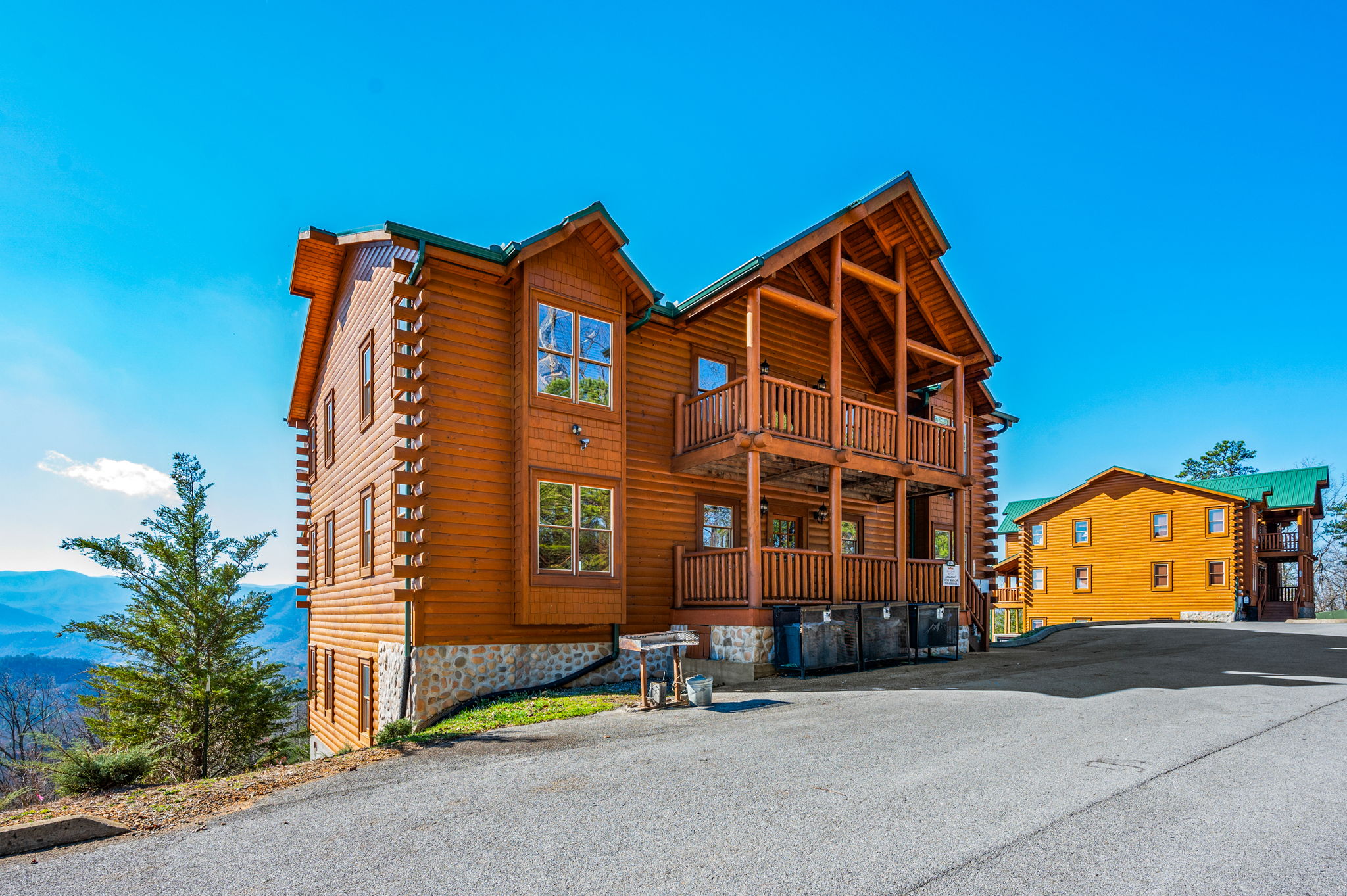 AMAZING VIEW MANOR - Cabins - Sleeps 25 plus - Hearthside Cabin Rentals