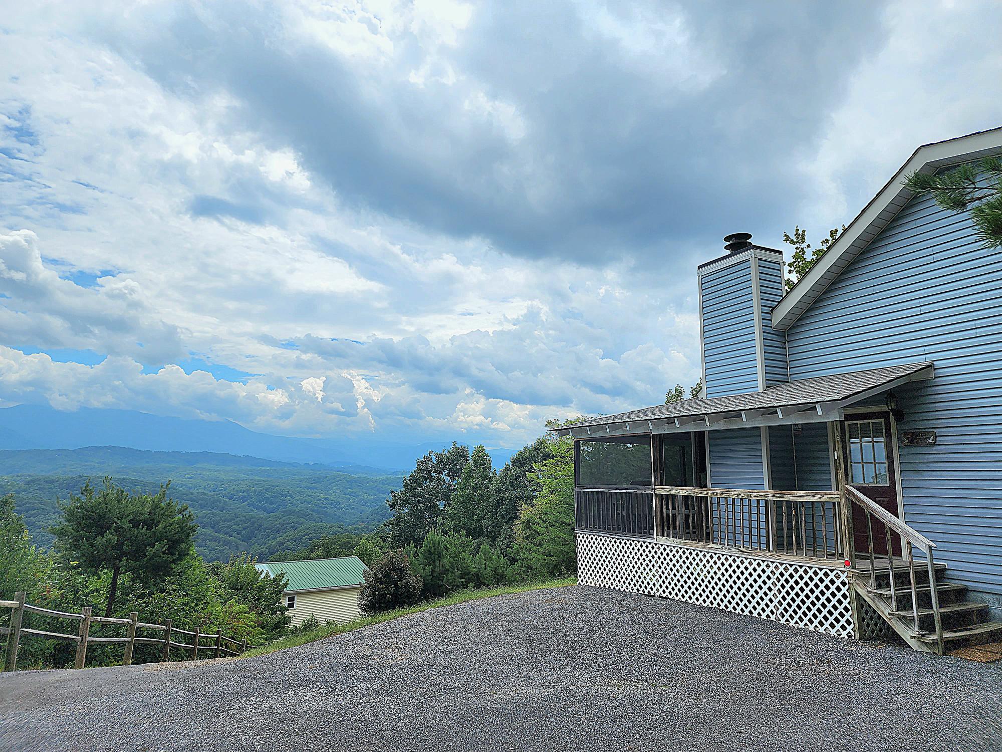 Skyview - - Sleeps 1-6 - Hemlock Hills Resort Rentals