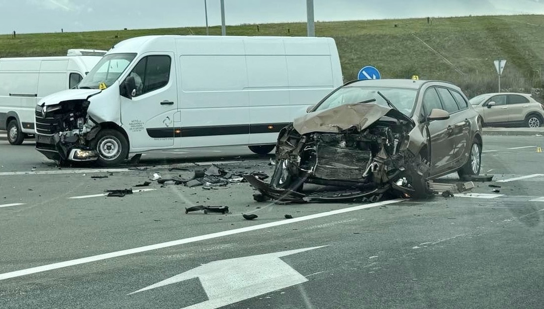 Dvije osobe ozlijeđene u žestokom sudaru automobila i kombija na brzoj cesti u Viškovu - Burin