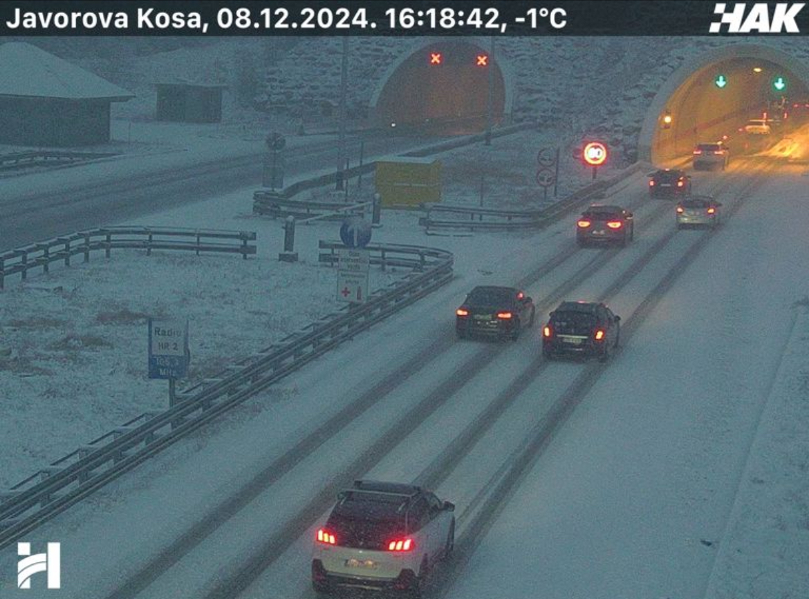 Krčki most zatvoren za sav promet zbog olujne bure, autocestom kroz Gorski kotar i riječkom ...